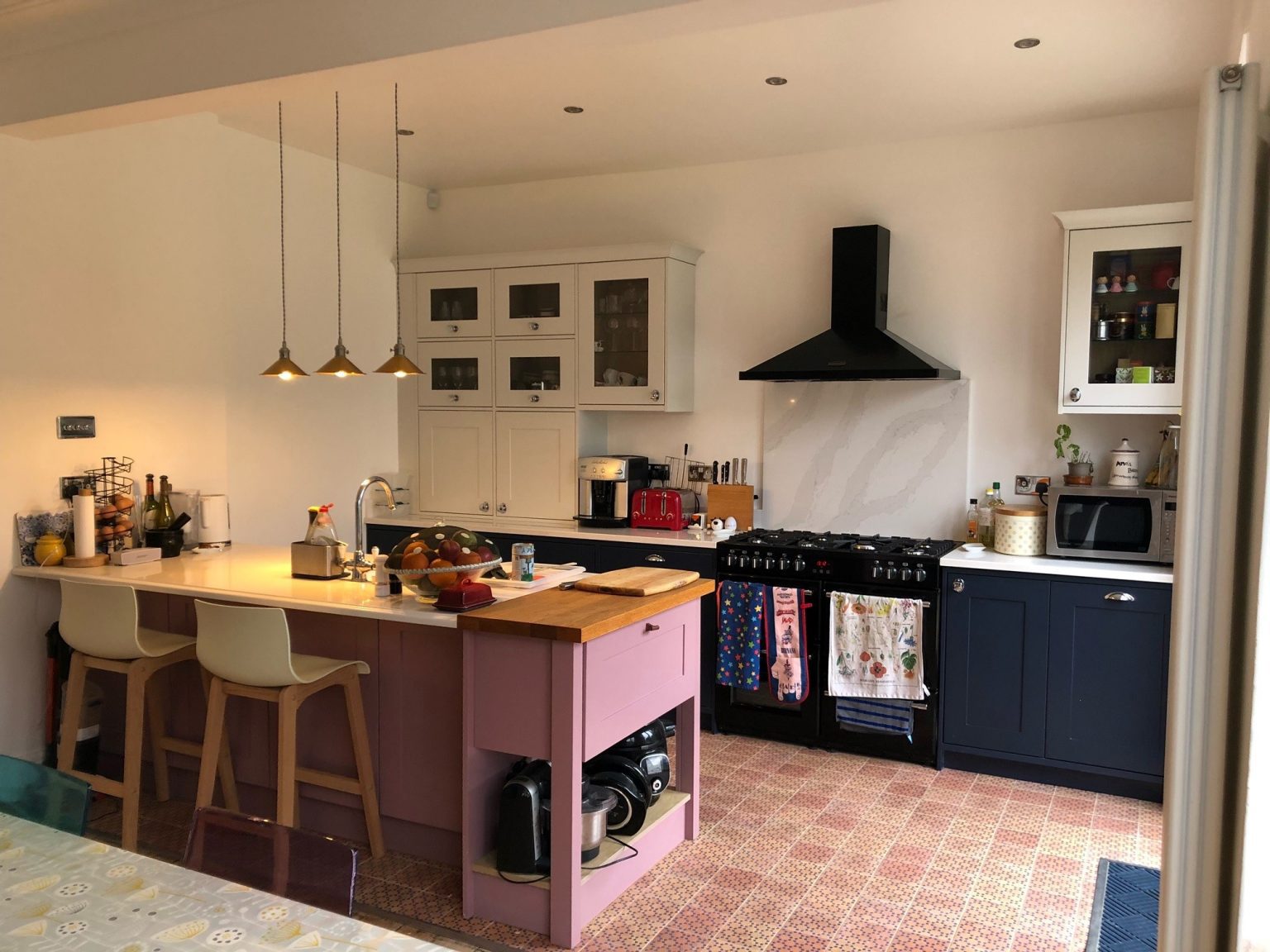 Shaker Blue & Pink Kitchen With Silestone Calacatta Gold Quartz Worktop ...