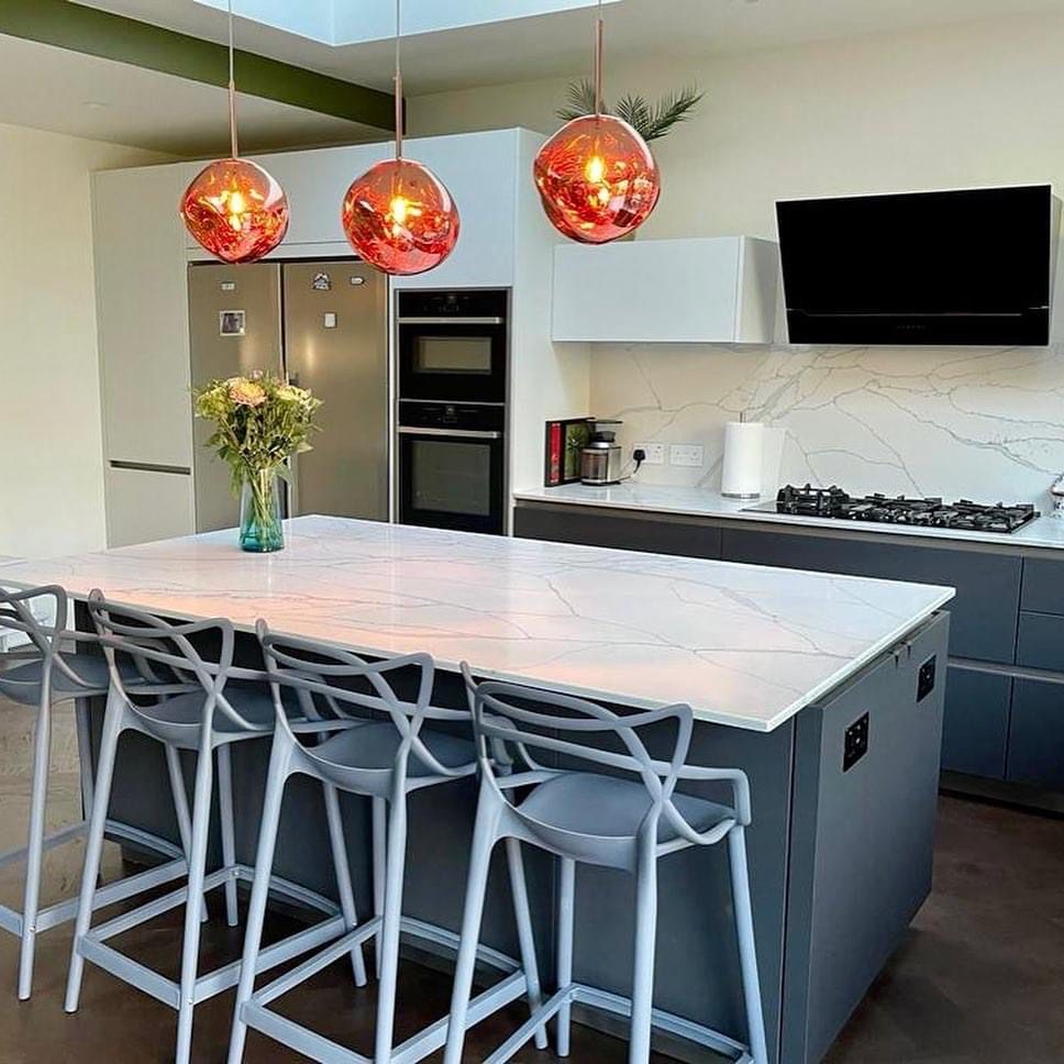 Handleless Carbon And Daylight Grey Kitchen With Calacatta Vegle Quartz ...