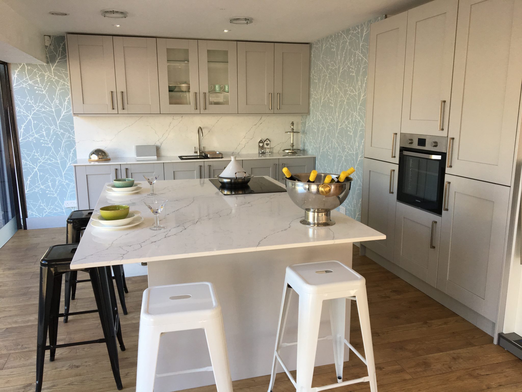 Stone Colour Shaker With Alaska Bianca Quartz Worktop | Zen Küchen