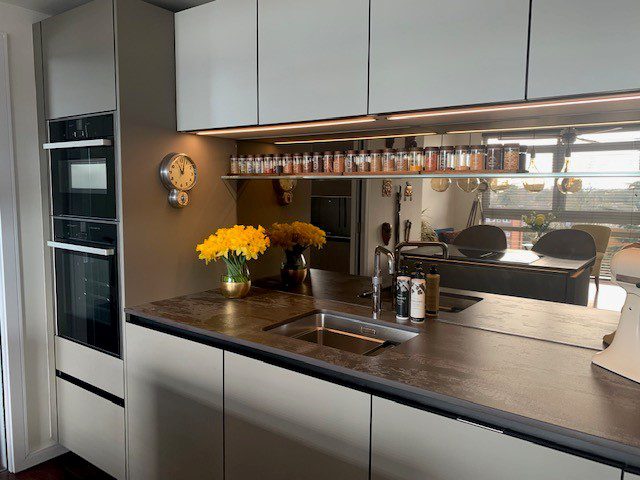 Handleless Umbra Kitchen With Dekton Trillium Worktop | Zen Küchen