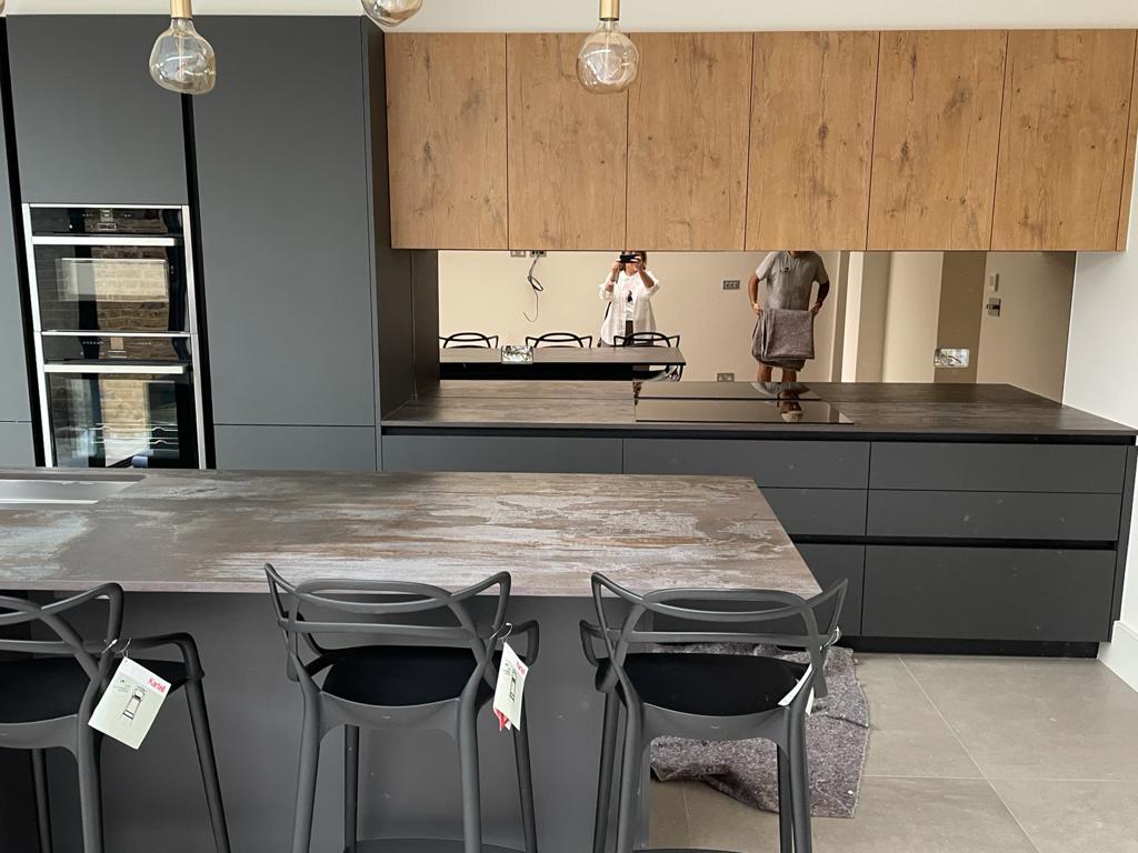 Handleless Carbon And Wild Oak Door With Dekton Trillium Worktop | Zen ...