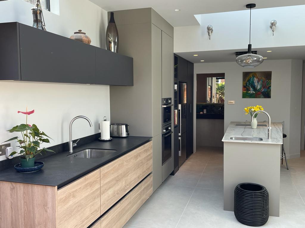 Umbra, Carbon & Urban Wild Oak Kitchen With Macaubas Granite & Sirius ...