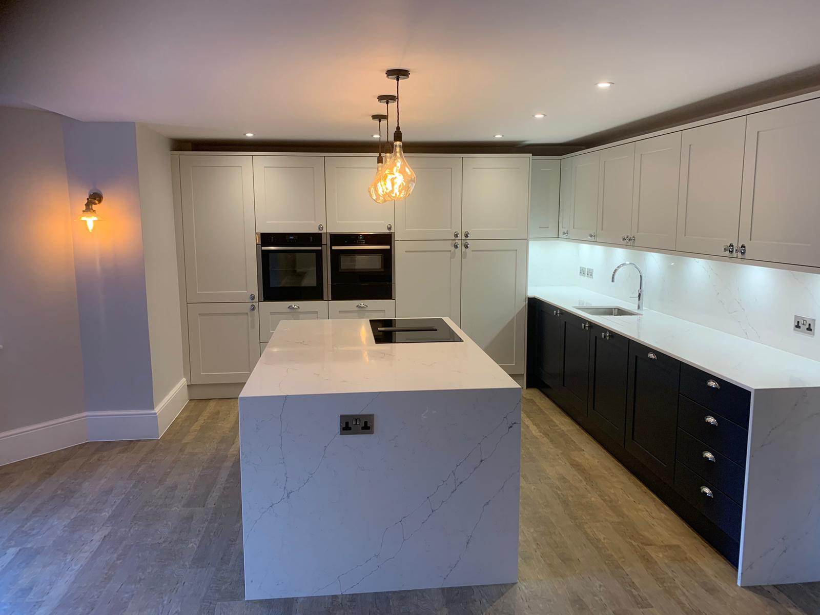 Stone And Carbon Shaker Kitchen With Alaska Bianca Quartz Worktop | Zen ...